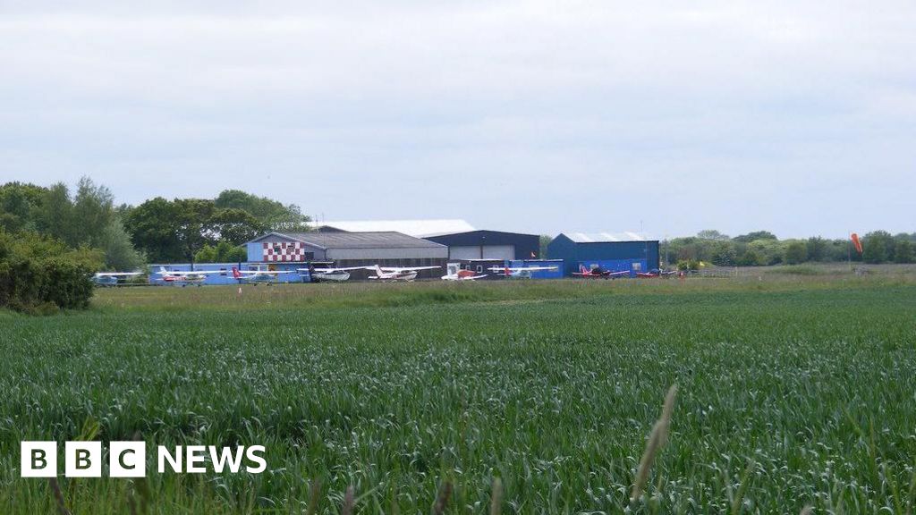 Suffolk: Light aircraft crash lands at airfield - BBC News