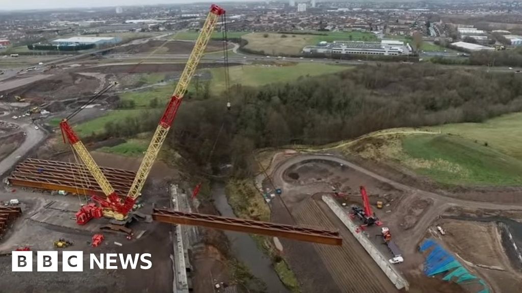 New M8 bridge lifted into place near Bellshill - BBC News