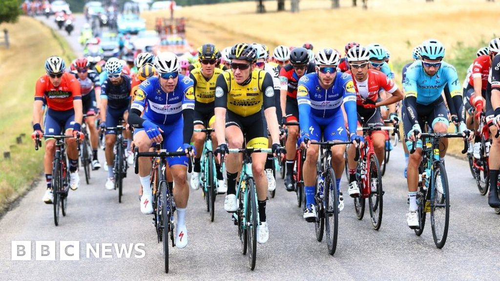 RideLondon: Cyclists take to wet and windy streets - BBC News