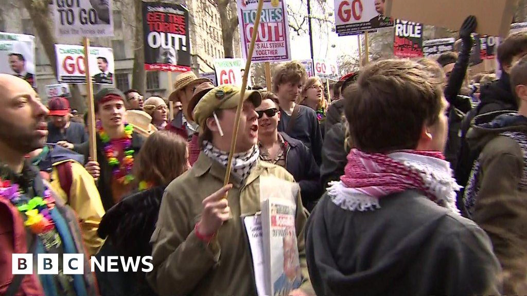 Downing Street protesters call for Cameron to resign - BBC News
