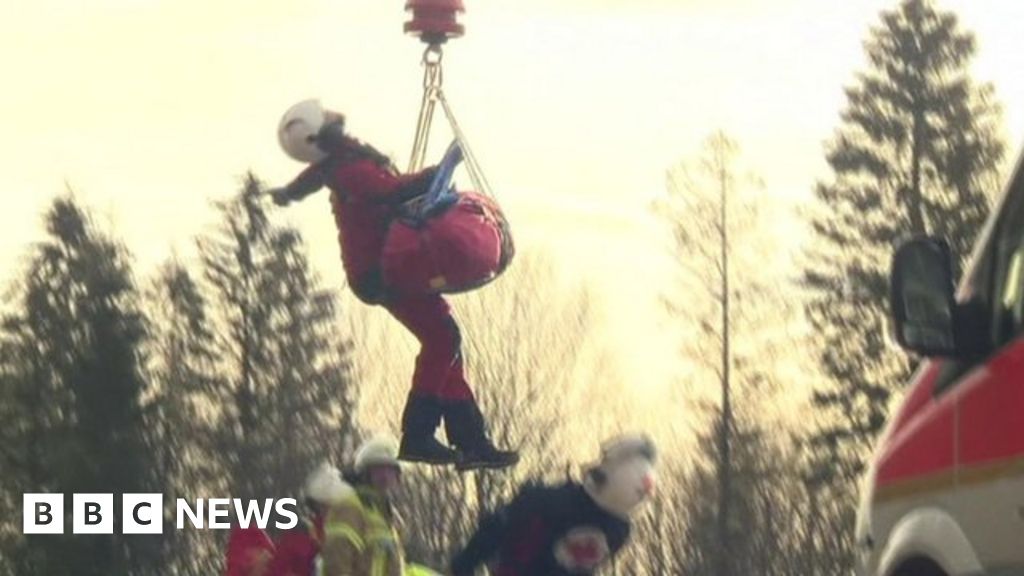 Race to rescue train crash injured - BBC News