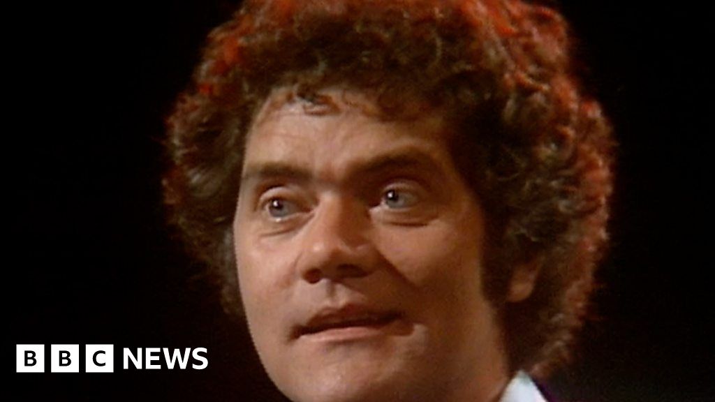 Max Boyce: Welsh rugby singing legend turns 80 - BBC News