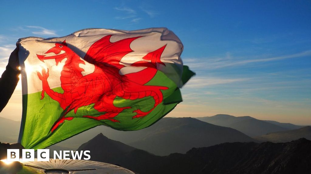 St David's Day: Dragons and parades among Welsh events - BBC News