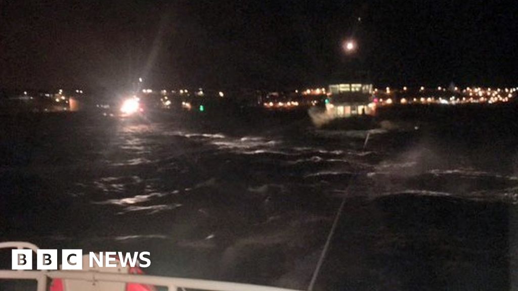 Tyne ferry rescued after engine failure in howling gale - BBC News