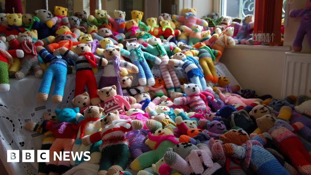 Pontyclun knitters make 'trauma teddies' for patients