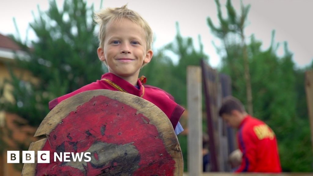 Orphan village helps Russia rethink fostering - BBC News