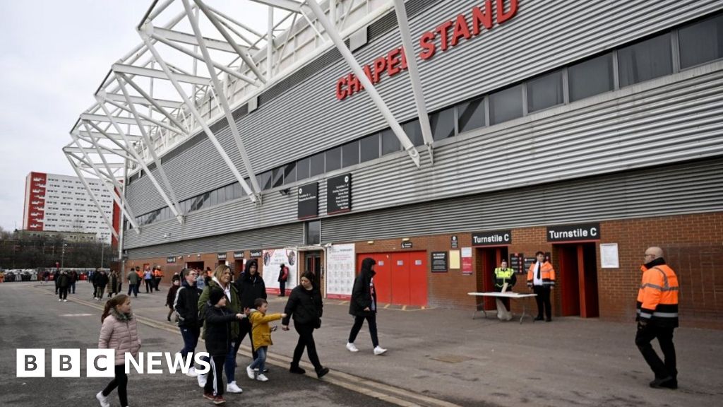 Southampton trials park and ride for football fans - BBC News