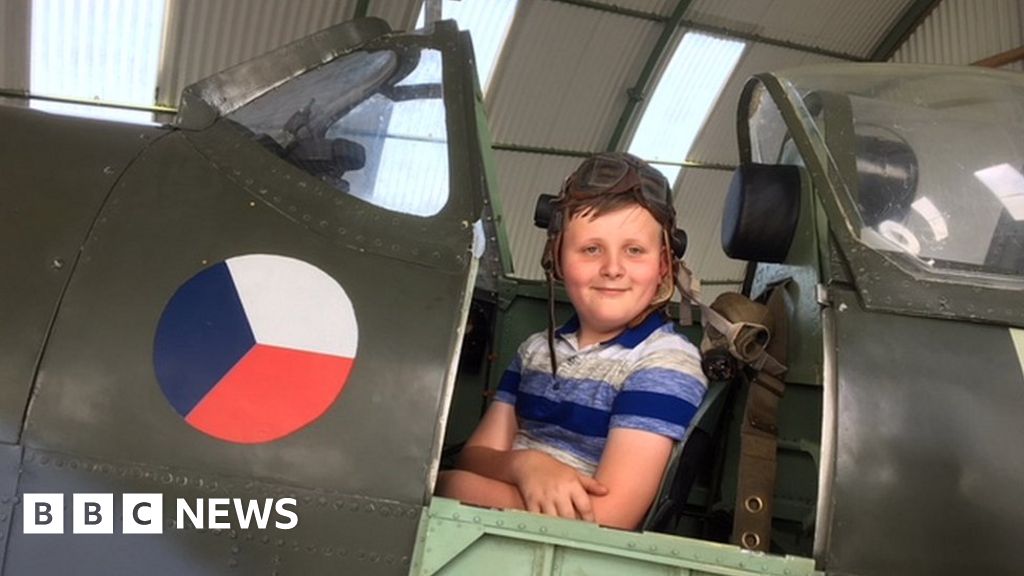 Spitfire pilot Bobby Oxspring's family visit his plane in Dumfries ...