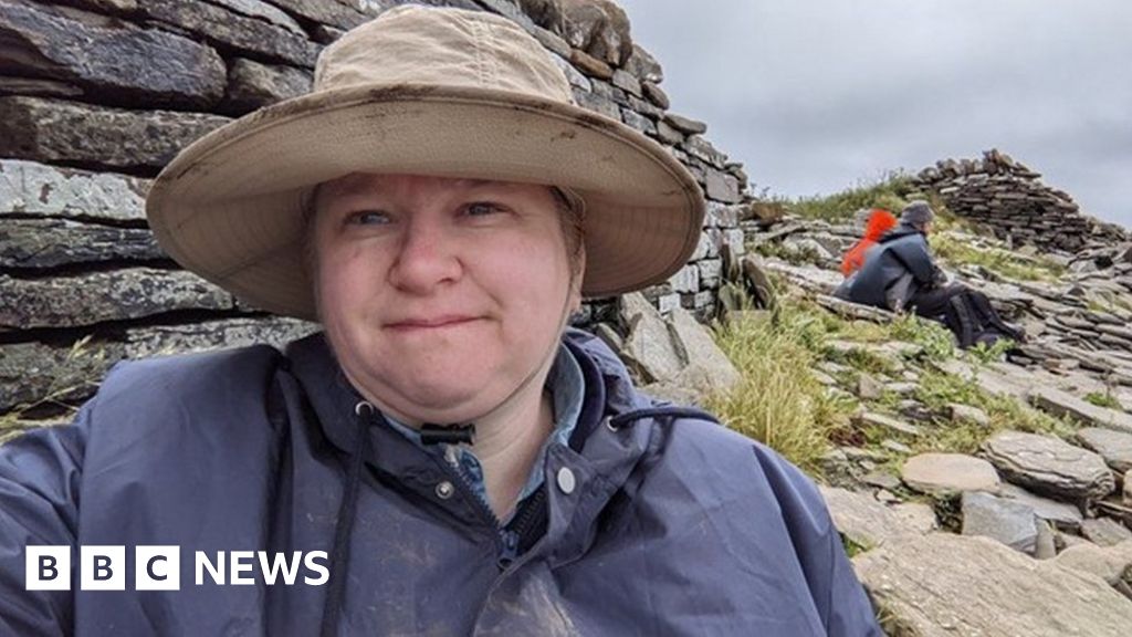 Archaeologist reunited with missing luggage after two-week wait - BBC News