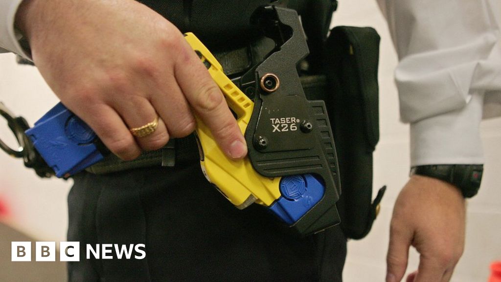 Police Taser use on Llandudno head injury man 'justified' - BBC News