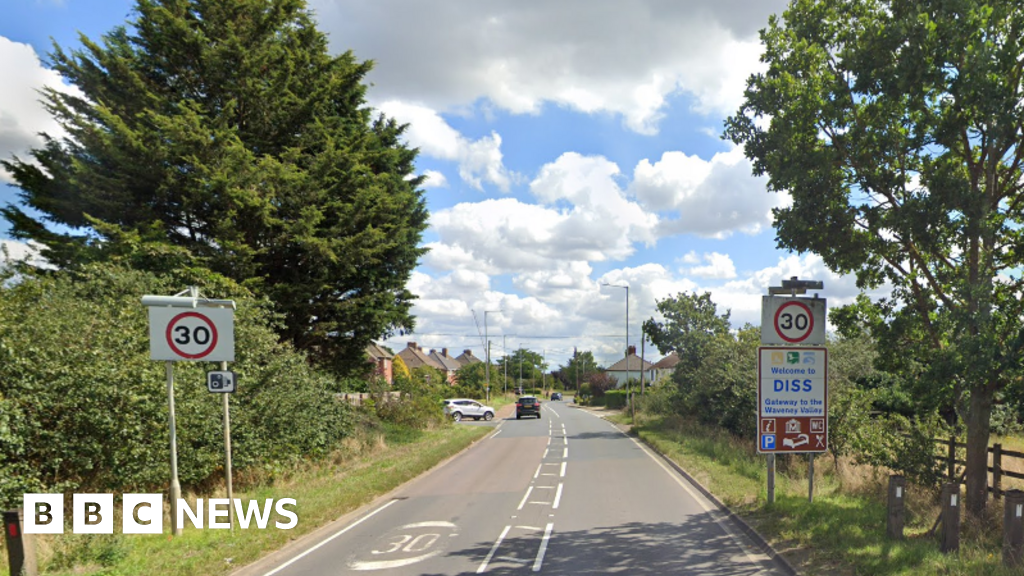 Man in 80s dies after crashes into tree at Diss - BBC News