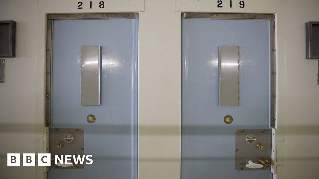 Welsh prisons: Gang violence blamed on governments - BBC News