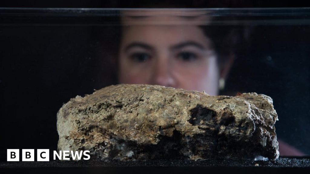 'Monster' Whitechapel fatberg unveiled at London museum - BBC News