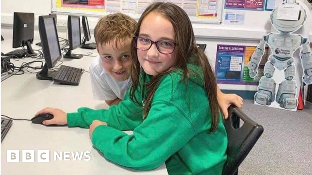 Pupils 'scared and anxious' about school closures - BBC News