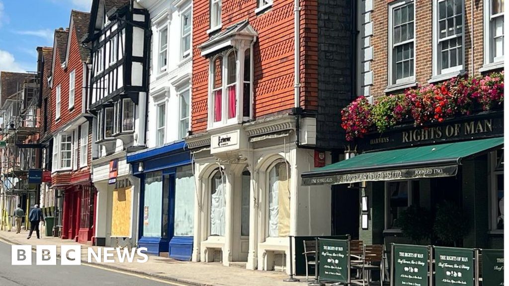 Lewes retailers talk of struggle as high street declines - BBC News