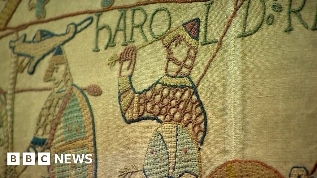 Bayeux Tapestry replica displayed in Reading museum - BBC News