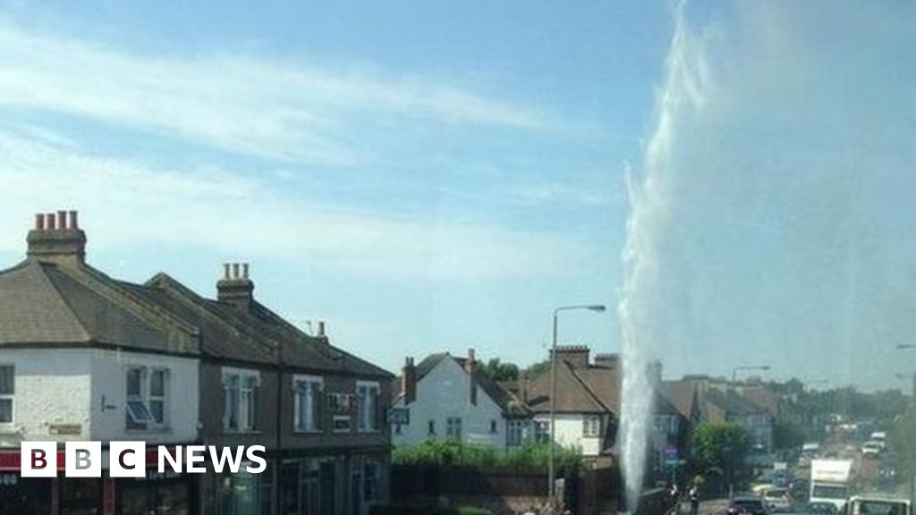 Tooting pipe burst sends water 50ft high into sky - BBC News