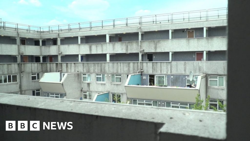 Flat collapse-risk residents 'living in fear' - BBC News