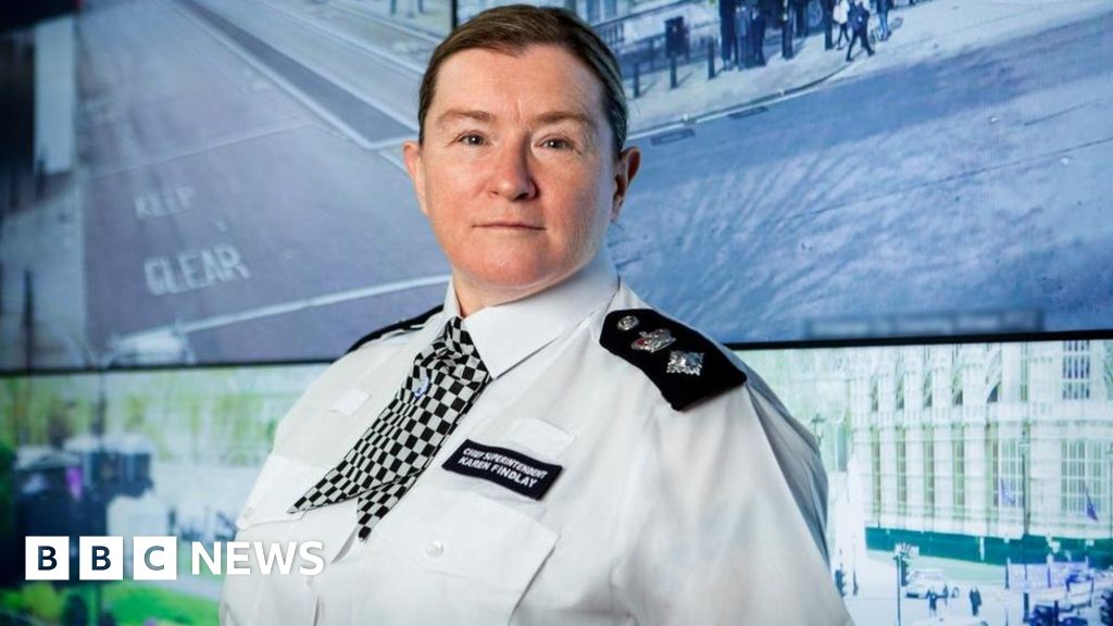 Karen Findlay: Police chiefs condemn abuse of transport commander - BBC ...