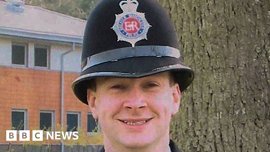 Covid: 'Irreplaceable' Bury police officer dies aged 49 - BBC News