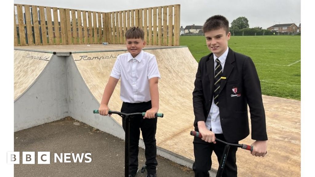 Boys celebrate successful Burton Latimer skatepark campaign - BBC News