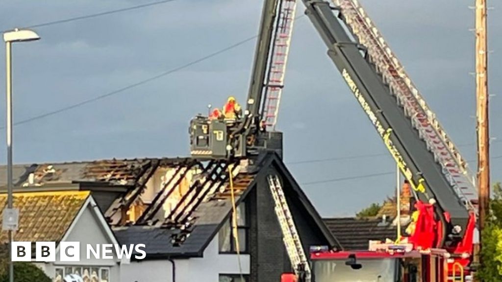 Christchurch: Lightning strike sets house roof on fire - BBC News