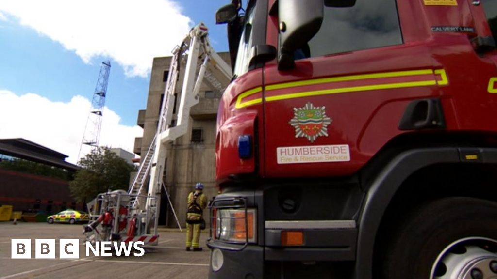 Humberside Fire Service recruitment freeze over - BBC News