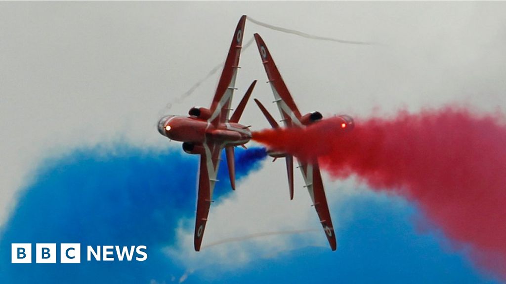 Axed air show 'must move to Red Arrows base' - BBC News