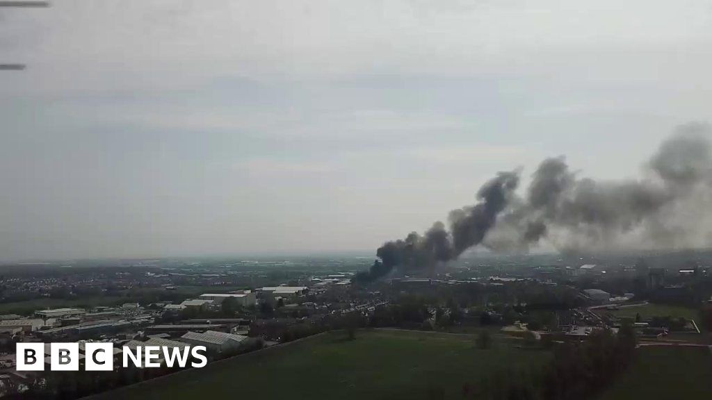 Drone shows scale of Derby fire - BBC News