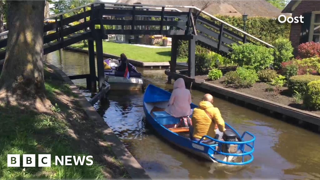 'Dutch Venice' bolsters its bridges - BBC News