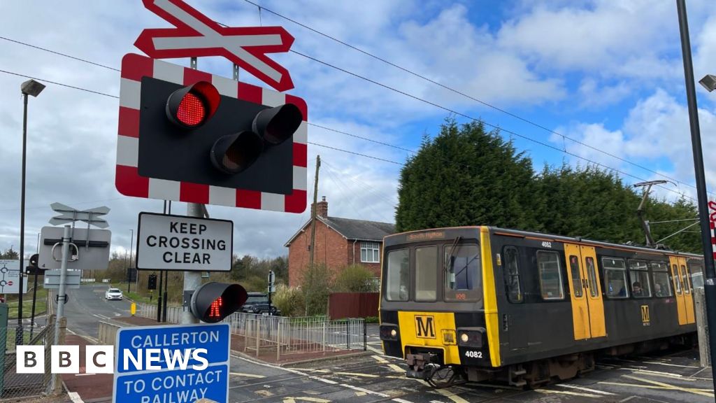 Tyne and Wear Metro bosses rule out barriers at level crossings - BBC News