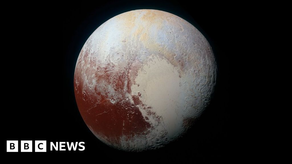 Pluto 'has slushy ocean' below surface - BBC News