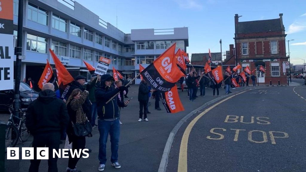 Sunderland bus strike: Stagecoach North East drivers strike over pay - BBC News
