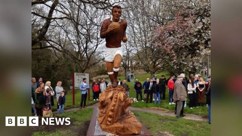Statue of Llanelli rugby legend Phil Bennett unveiled - BBC News
