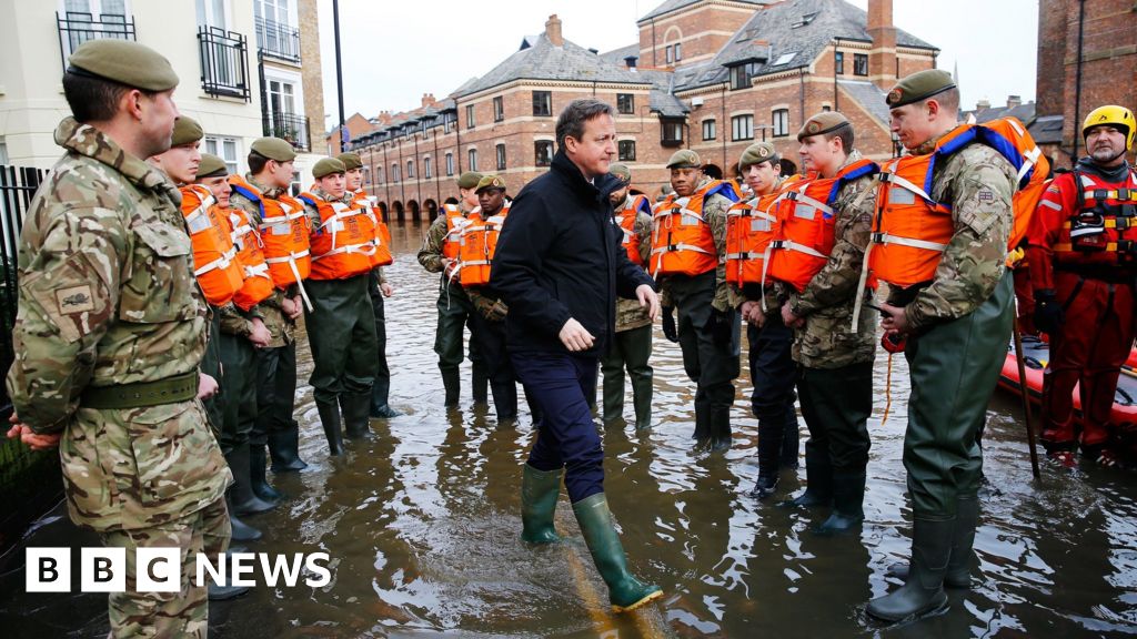 UK floods: PM pledges £40m to fix defences - BBC News