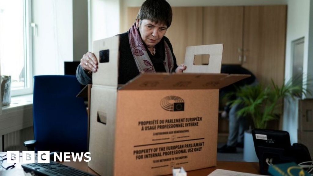 Brexit: Tears and relief as the UK's MEPs bid farewell - BBC News