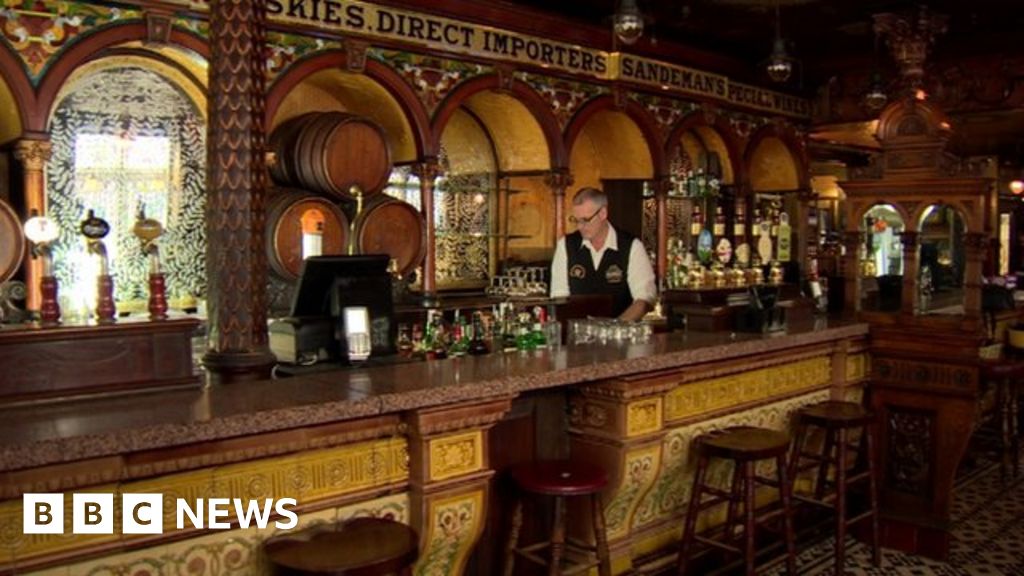 Crown Bar: Belfast's best known pub gets £300,000 facelift - BBC News