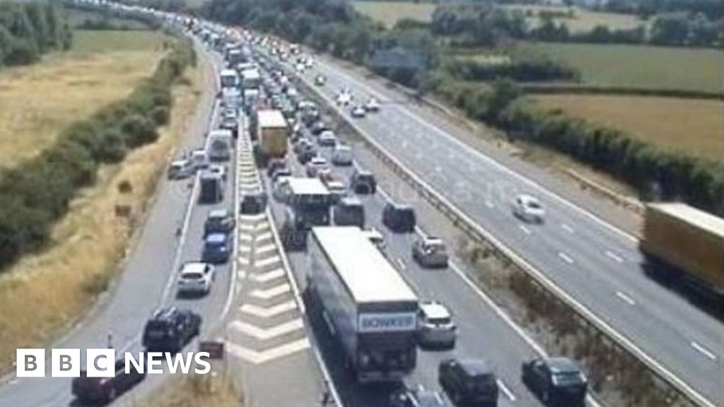 M6 near Stafford shuts for hours after fatal lorry crash - BBC News