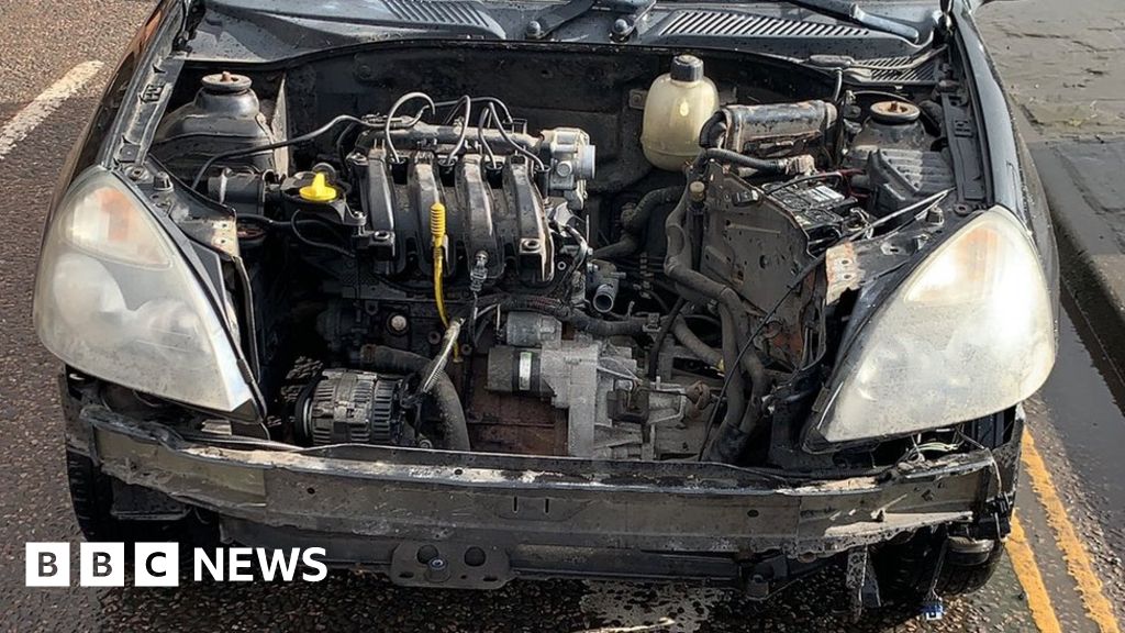 Great Yarmouth: Car driven without bonnet and bumper seized - BBC News