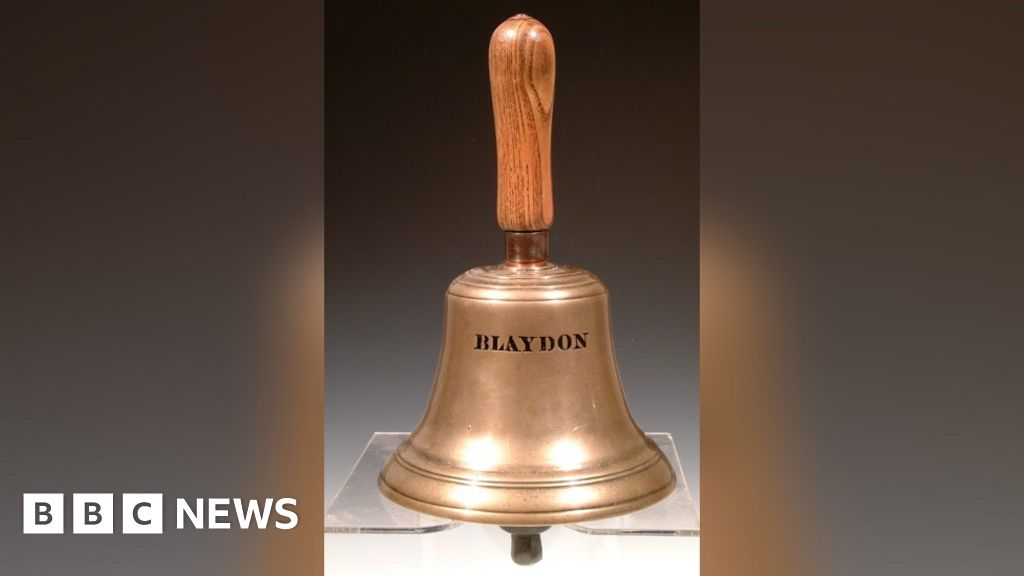 Blaydon Race runners to set off with 1861 hand bell - BBC News