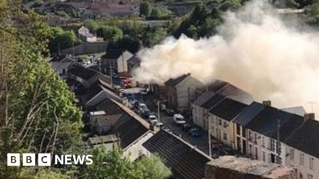 Smoke billows over Tonypandy homes after flat fire - BBC News