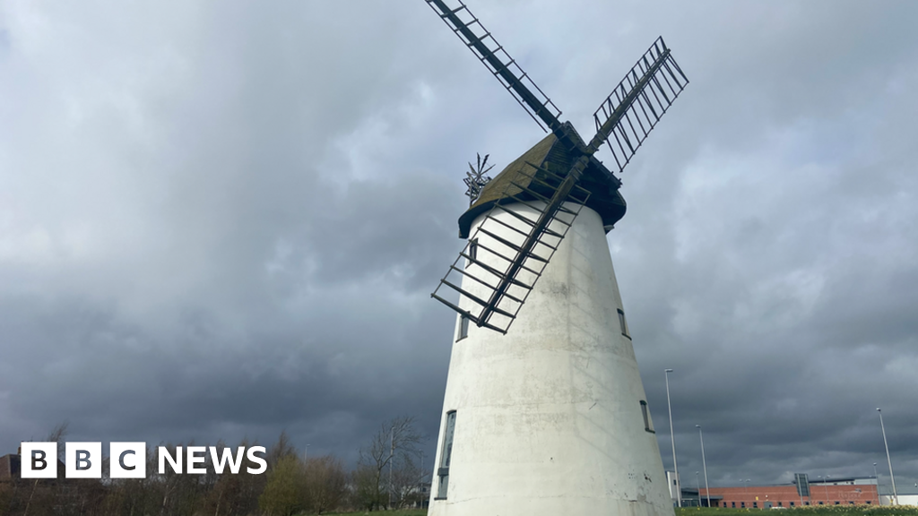 All sails taken off storm damaged Blackpool Grade ll listed windmill ...