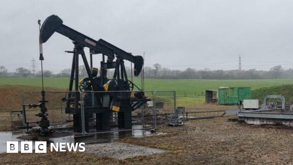 Dorset oil field owners seek to extend licence - BBC News