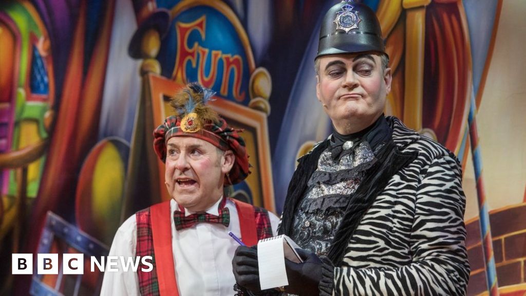 Panto is a family business in more ways than one - BBC News