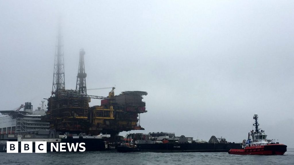 Brent Delta platform arrives in Teesside to be scrapped - BBC News