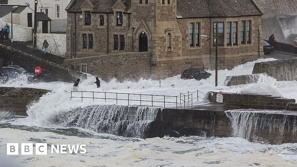 Stormchasers risk 'slim survival chances' in Cornwall - BBC News