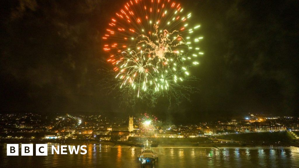Cromer fireworks: Thousands to launch in New Year's Day show - BBC News
