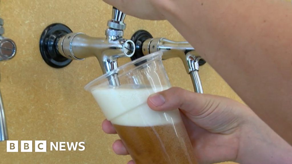 Reading University introduces self-serve 16-tap ‘beer wall’ - BBC News