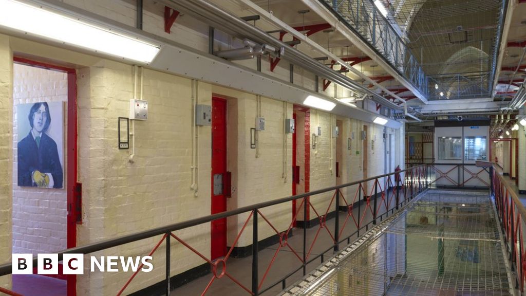Final public tour of Oscar Wilde-famed HMP Reading - BBC News