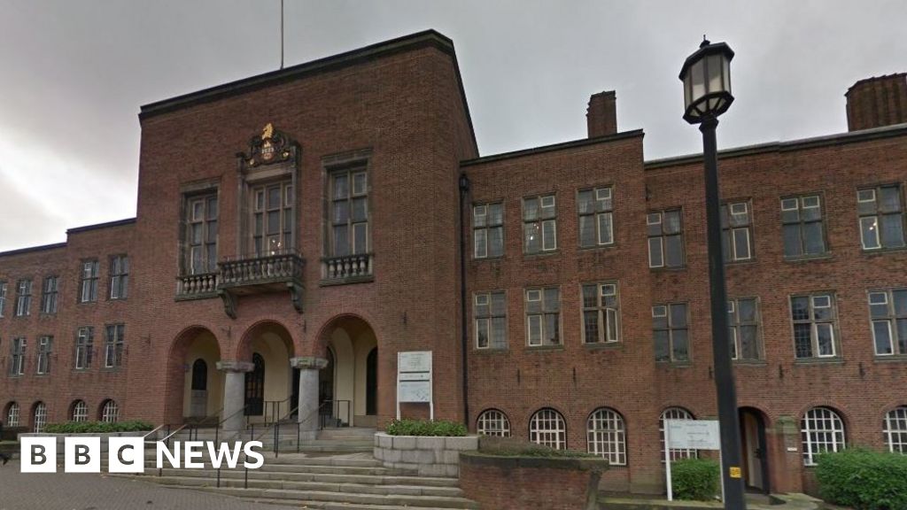 Tories take control of Dudley Council from Labour - BBC News